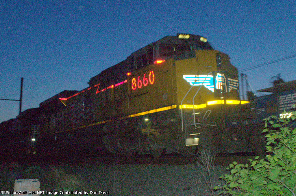 UP SD70ACe 8660 trails on 21R
